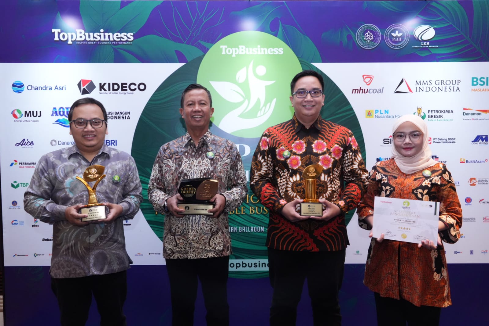 Jalankan CSR Inovatif, PTBA Borong 3 Penghargaan TOP CSR Awards - Lahat ...